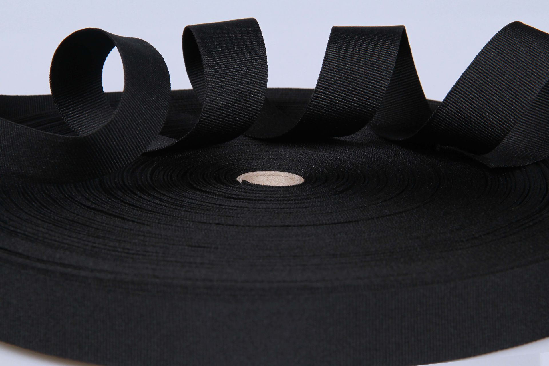 100 Meter schwarzes PES-Ripsband in 25 mm Breite