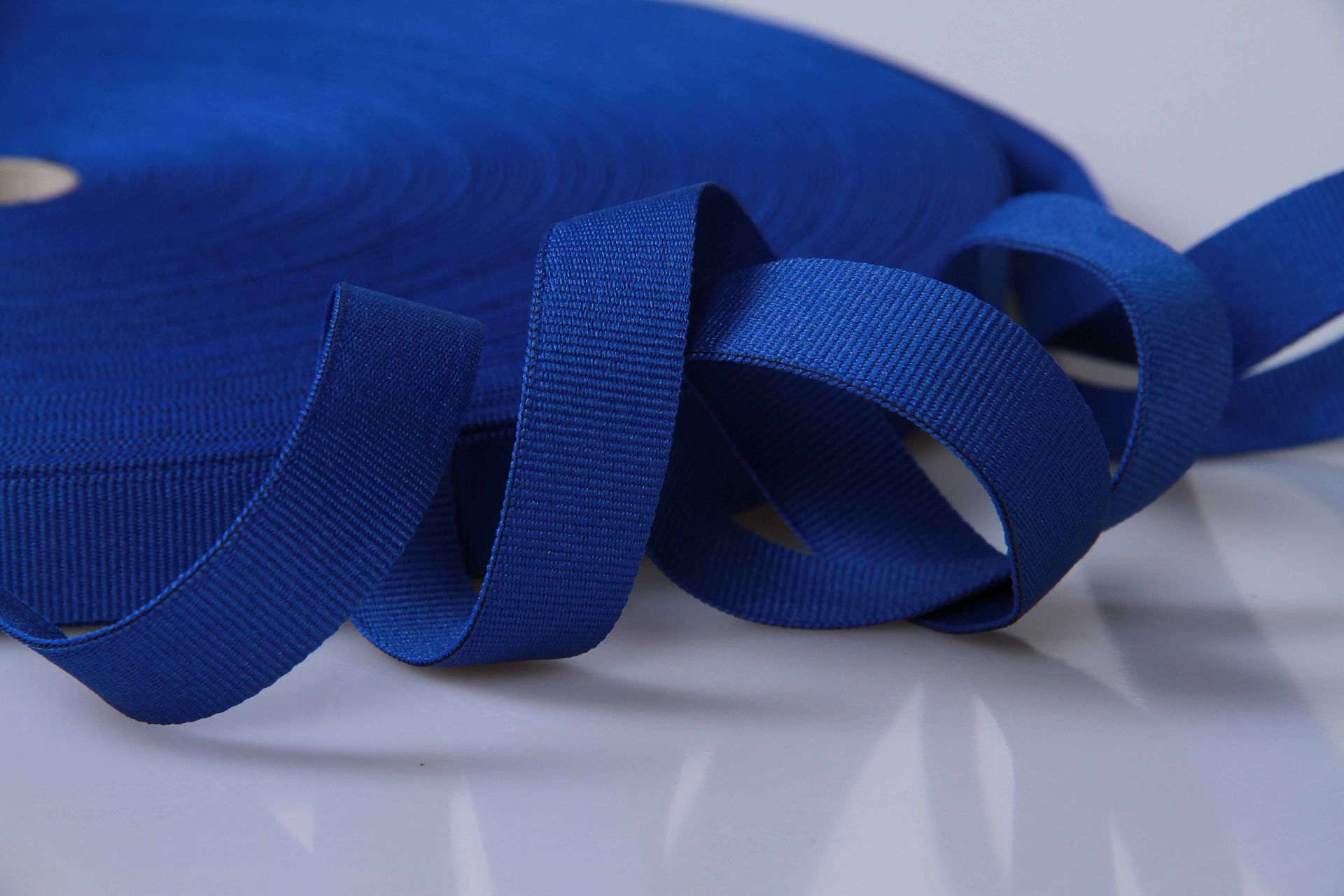 Bindeband in Königsblau aus PES in 15 mm Breite - 50 Meter Rolle